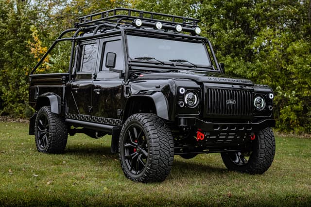 What It's Like Driving an Old / Restored Land Rover Defender – Monarch ...